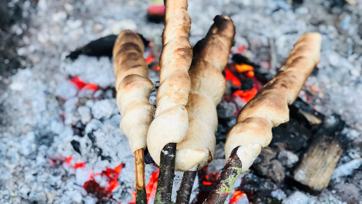 Stockbrot ( Rezept ) Über dem Lagerfeuer - Rezept | Arla Foods