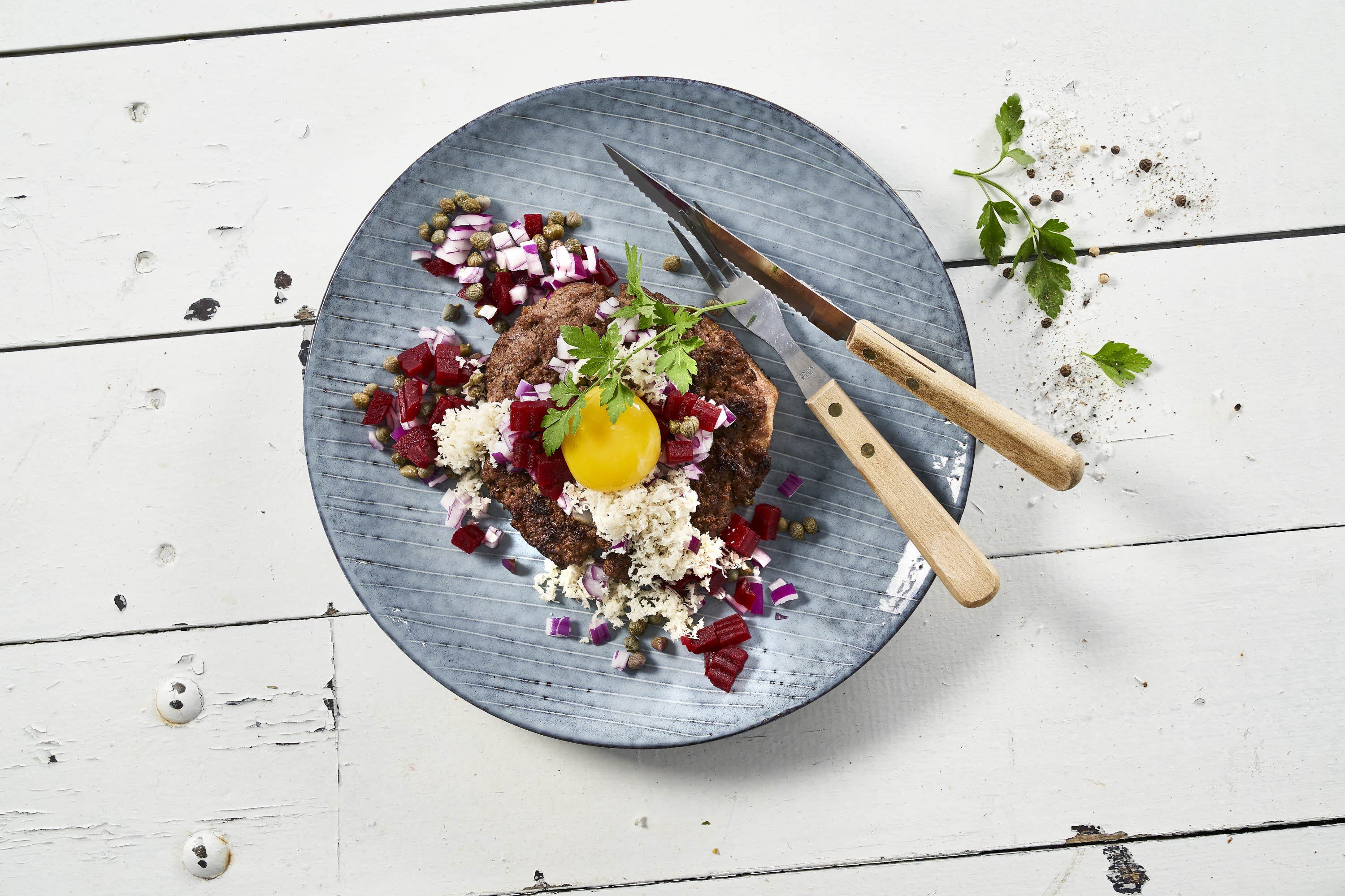 Pariserbøf - Opskrift på klassisk pariserbøf m. rødbeder - Arla | Arla