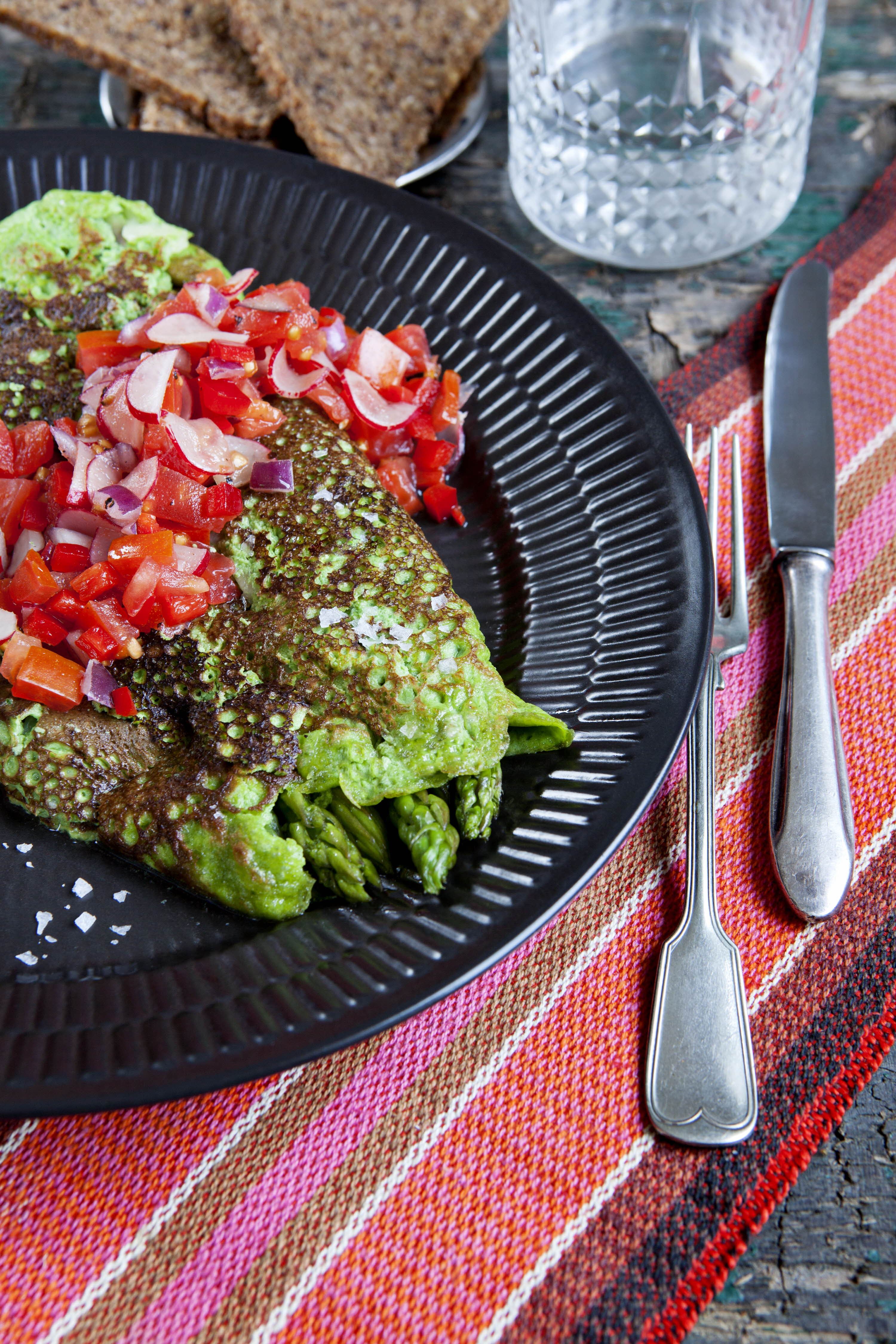 Omelet med spinat, asparges og rød salsa - Opskrift - Arla | Arla