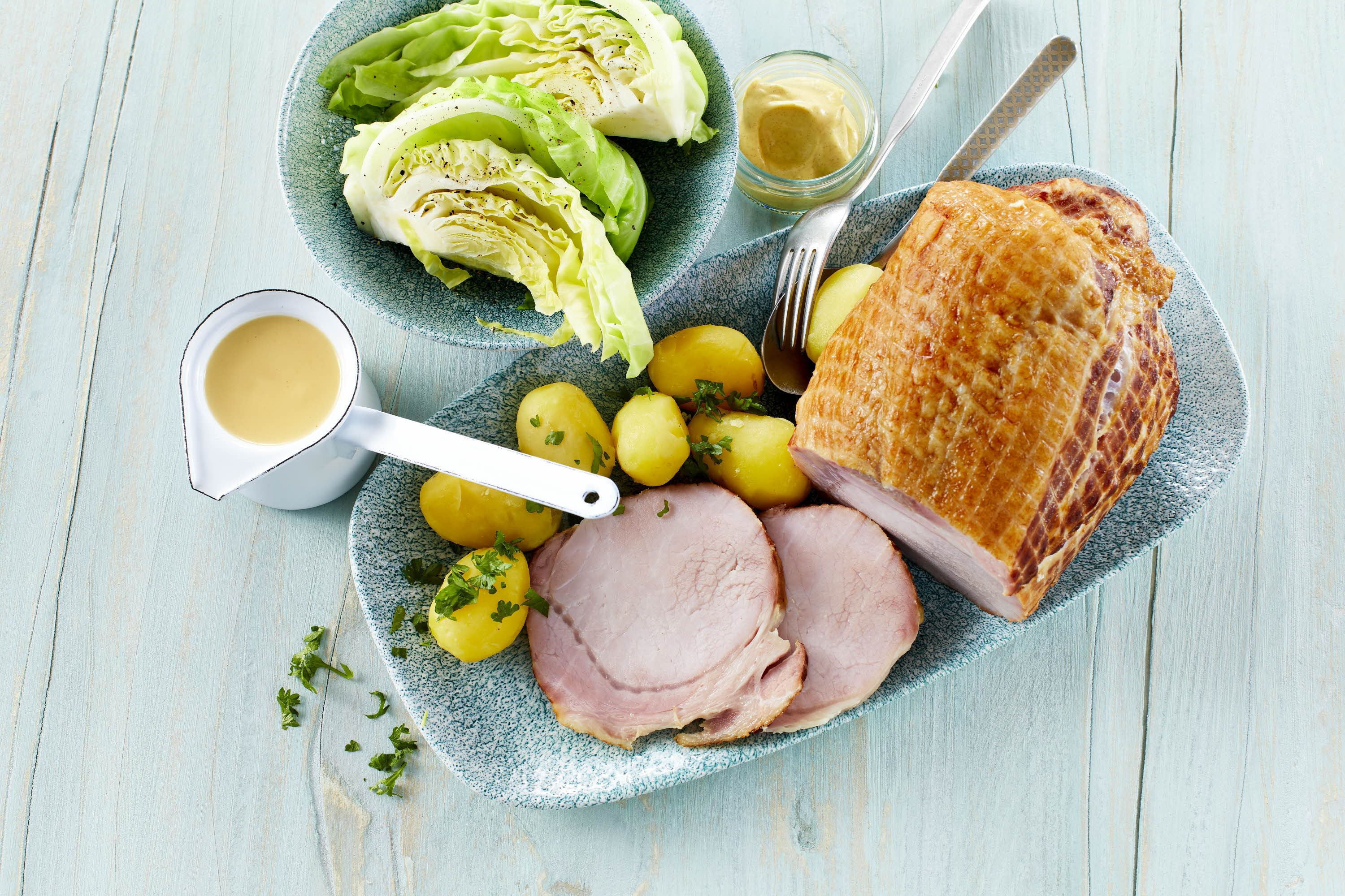 Kogt hamburgerryg - Opskrift med laurbærblade, spidskål og sovs | Arla