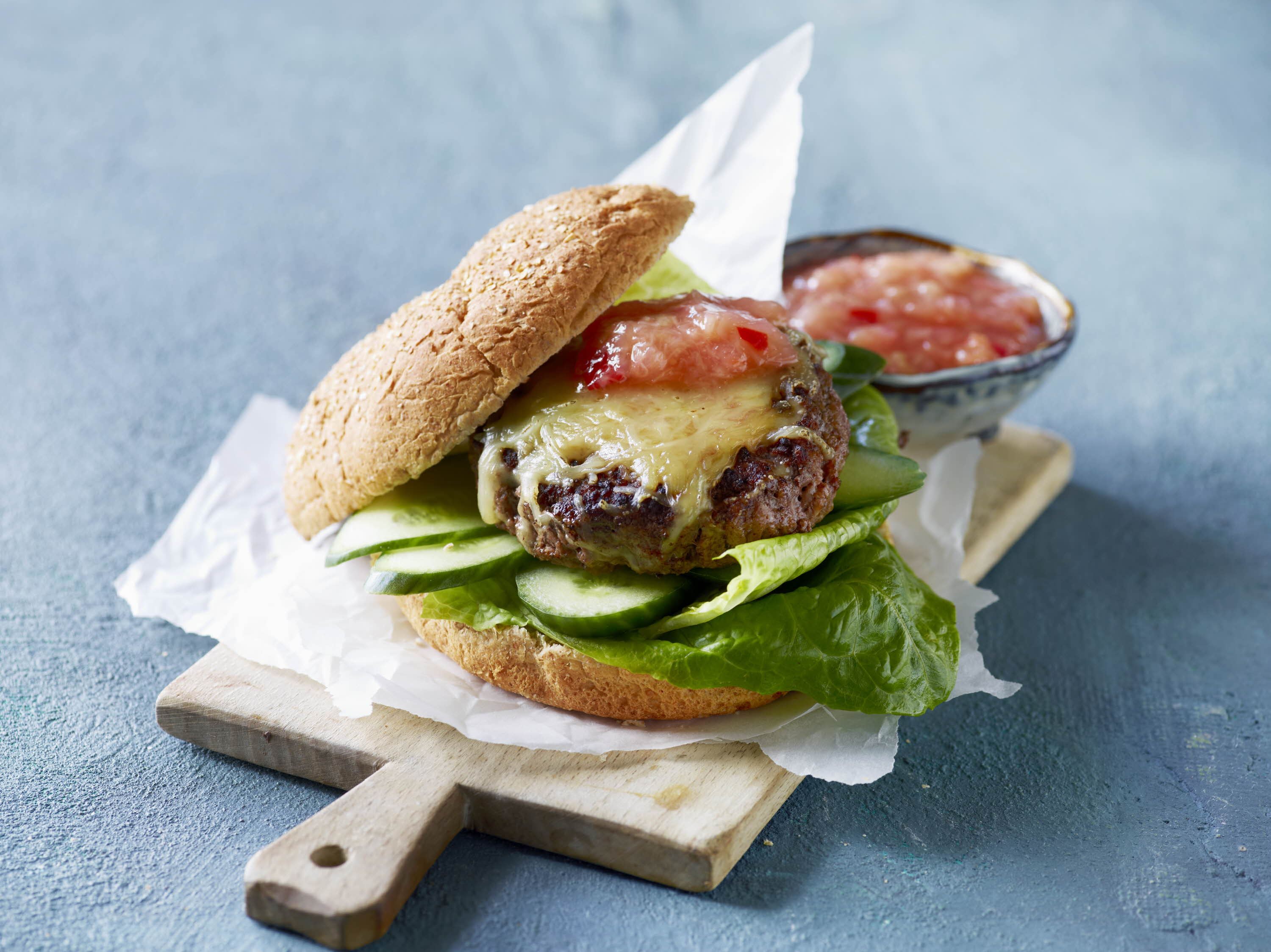 Cheeseburger med rabarberrelish - Nem Opskrift fra Arla | Arla