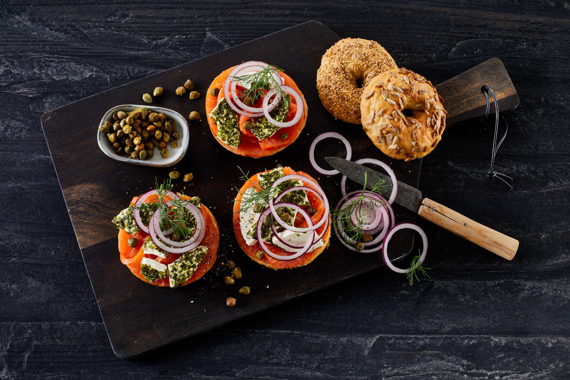 Hjemmelavet bagels med røget laks og Castello® Purløg & Forårsløg ...