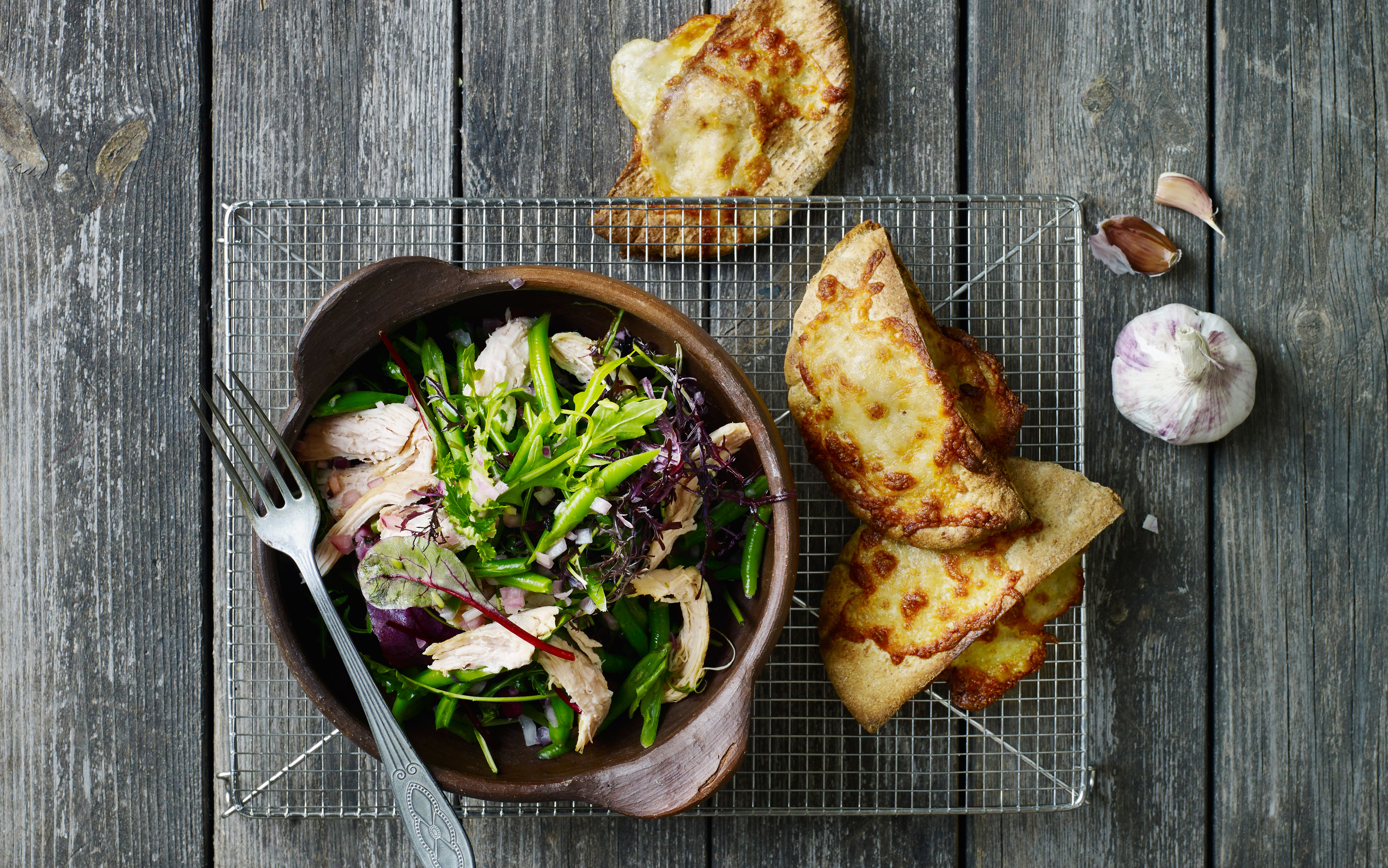 Kyllingesalat og hvidløgsbrød med ost | Castello®️