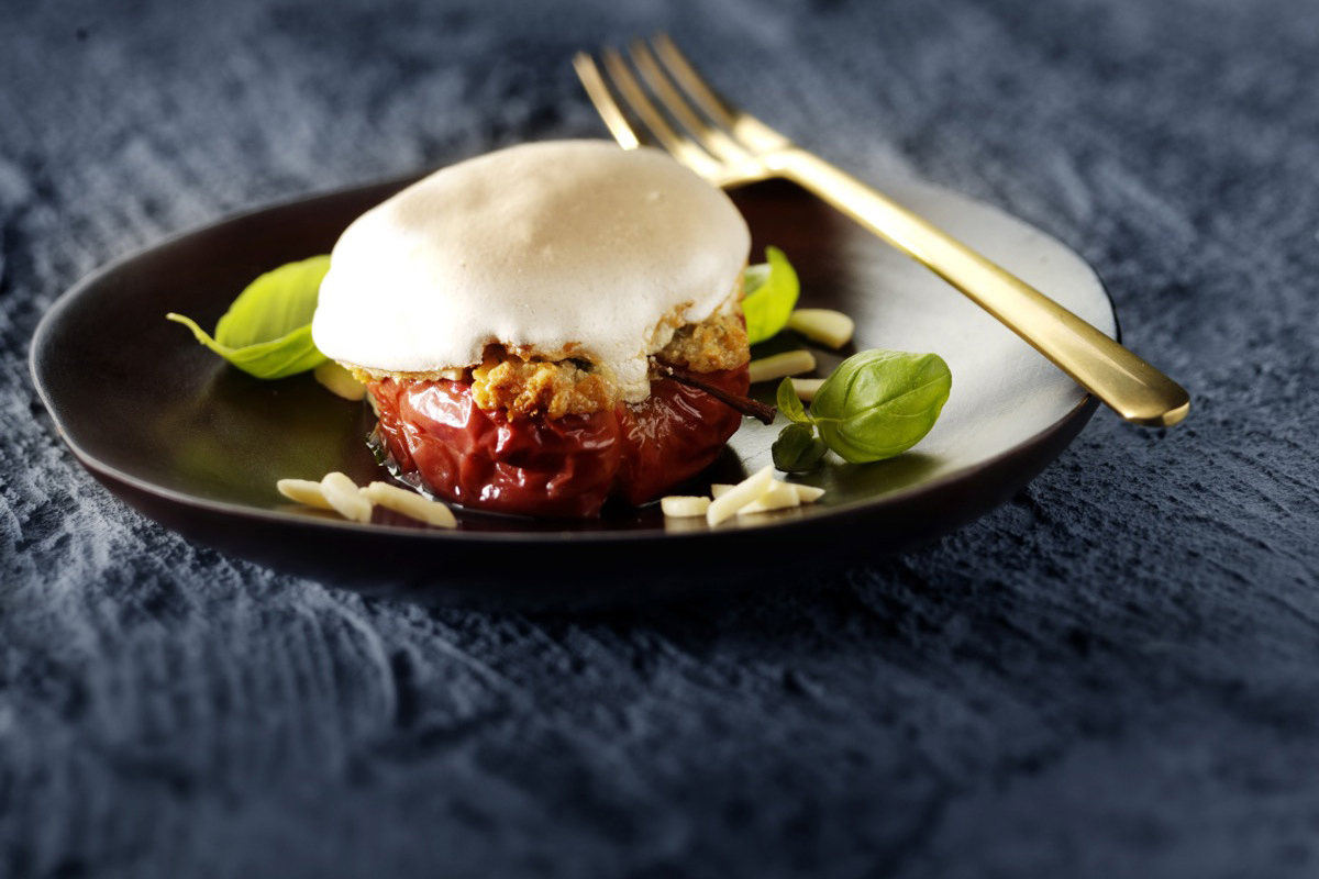 Bakte epler med blåmuggost og marengstopping | Castello®️