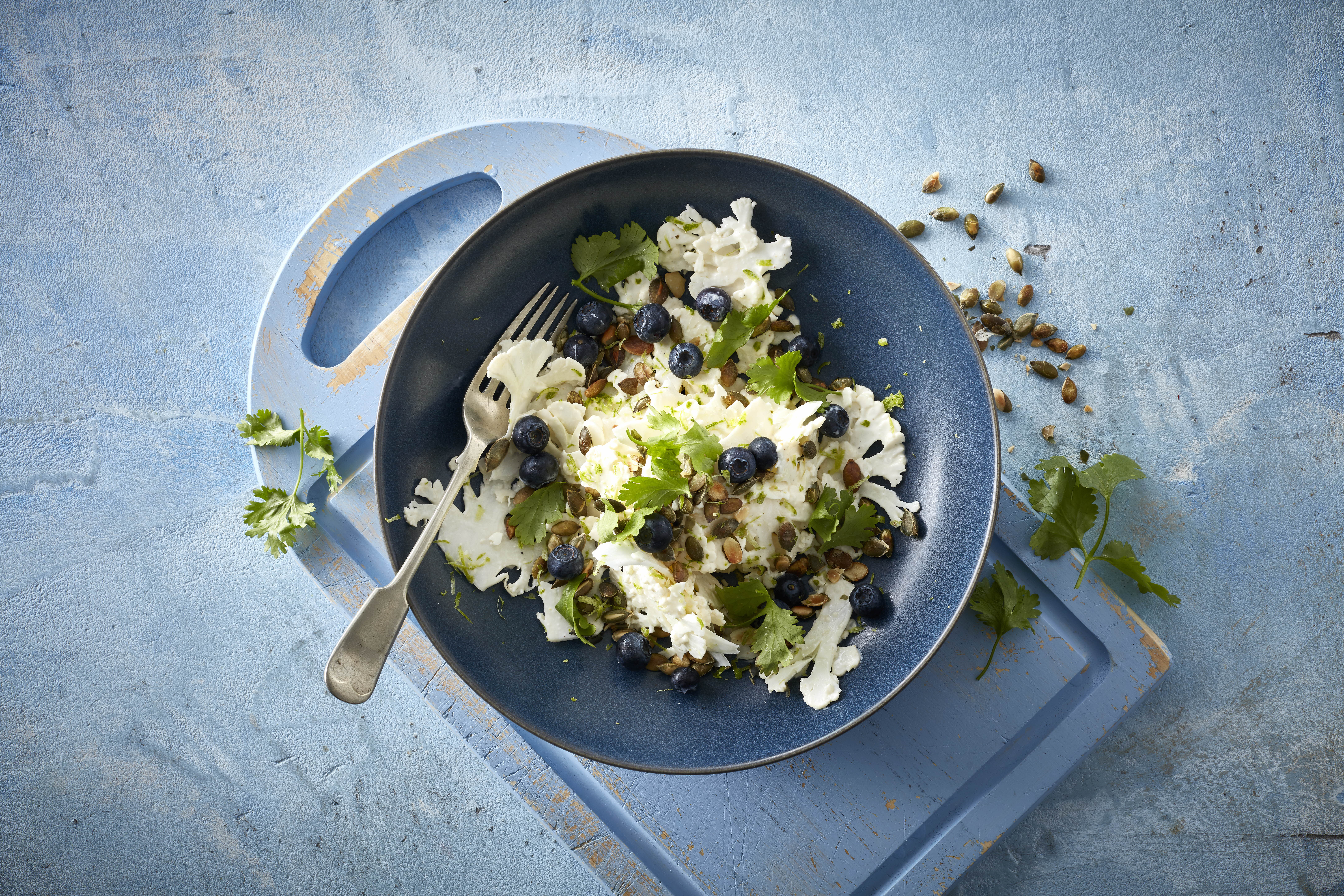 Fersk blomkål, lime og blåbær. | Castello