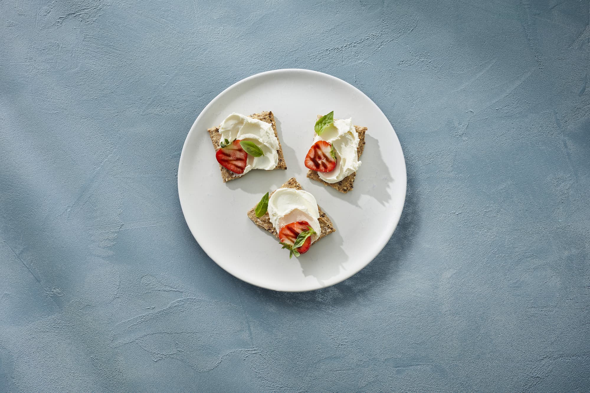 Frøknekkebrød med Castello® Original Whipped Cream Cheese og ferske ...