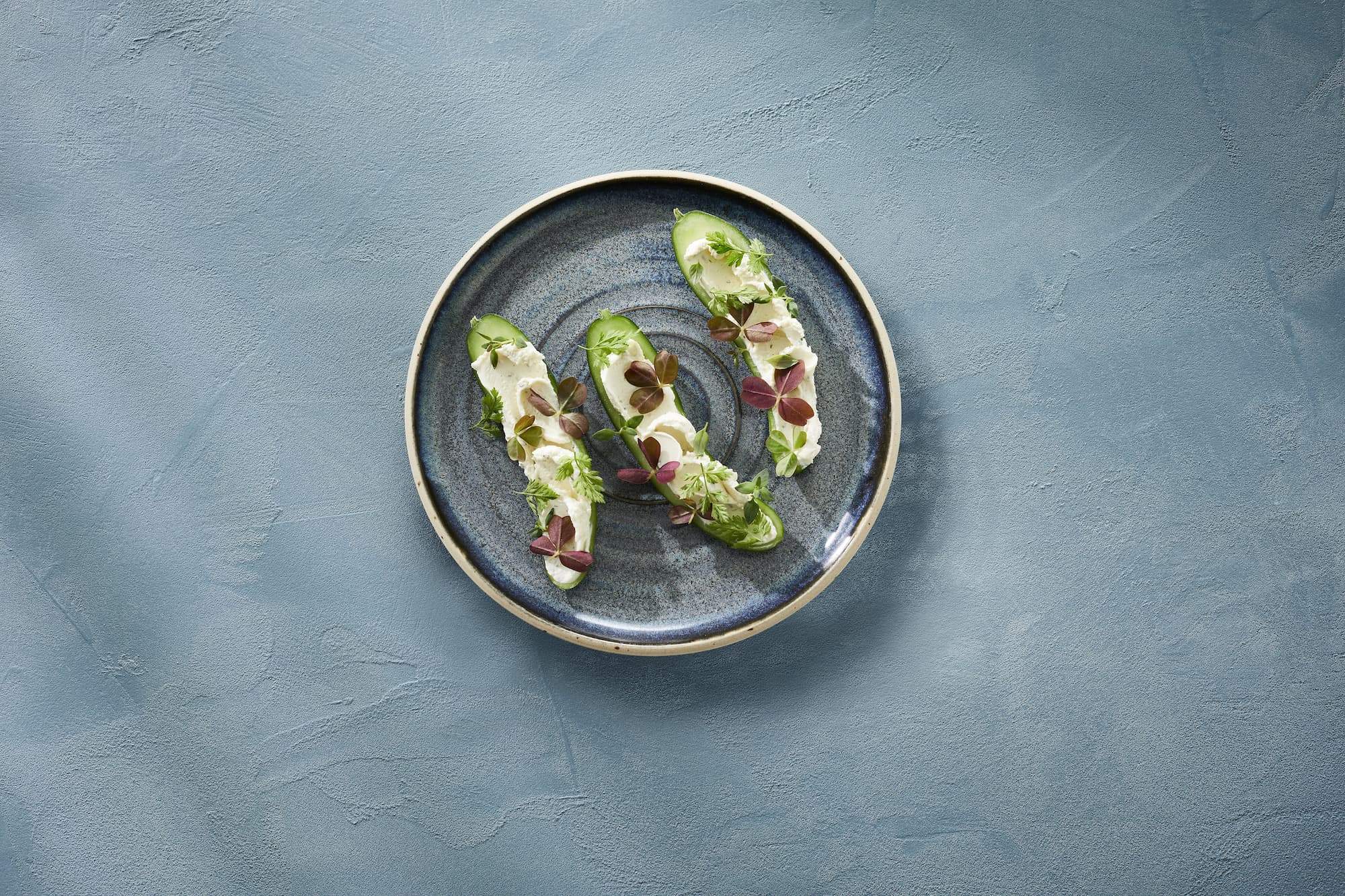 Snack agurk med Castello® garlic whipped cream cheese | Castello®️