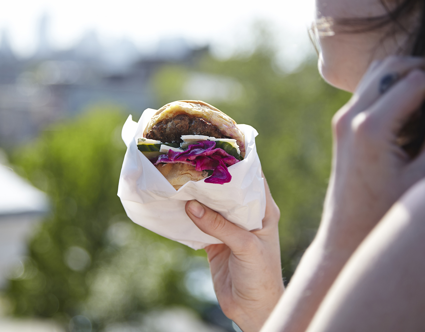 Burger z serem z błękitną pleśnią i czerwoną kapustą | Castello®️