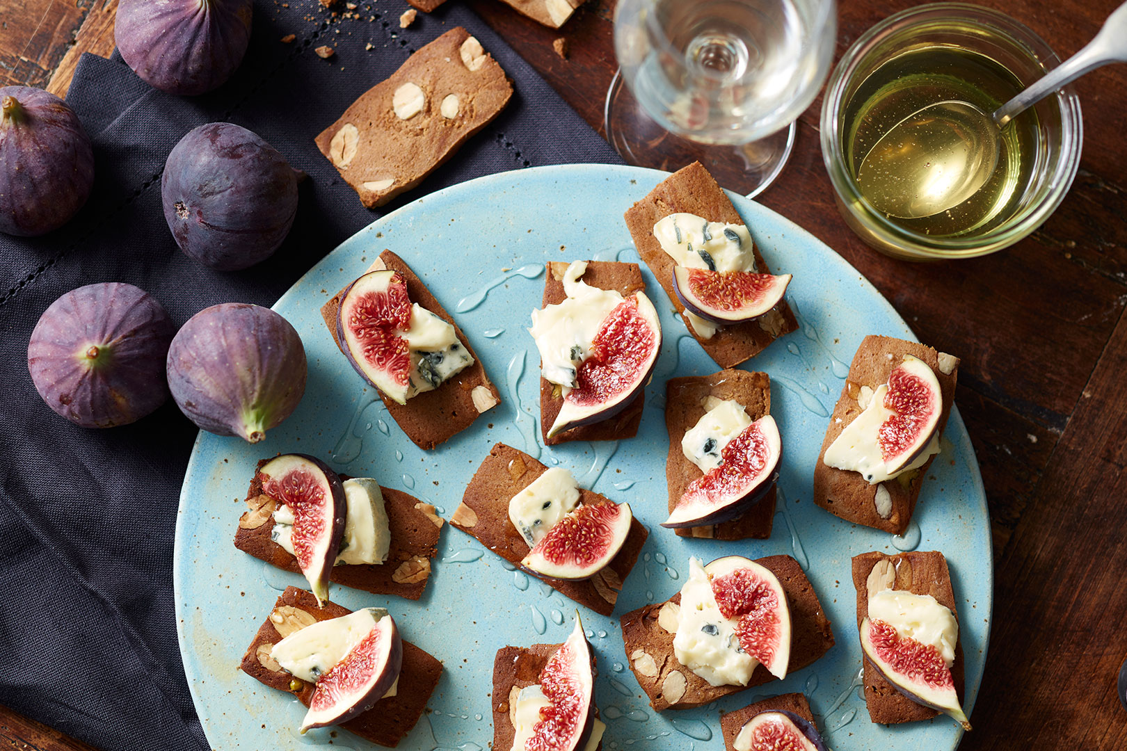 Gingerbread cookies with blue cheese, fresh figs and honey | Castello