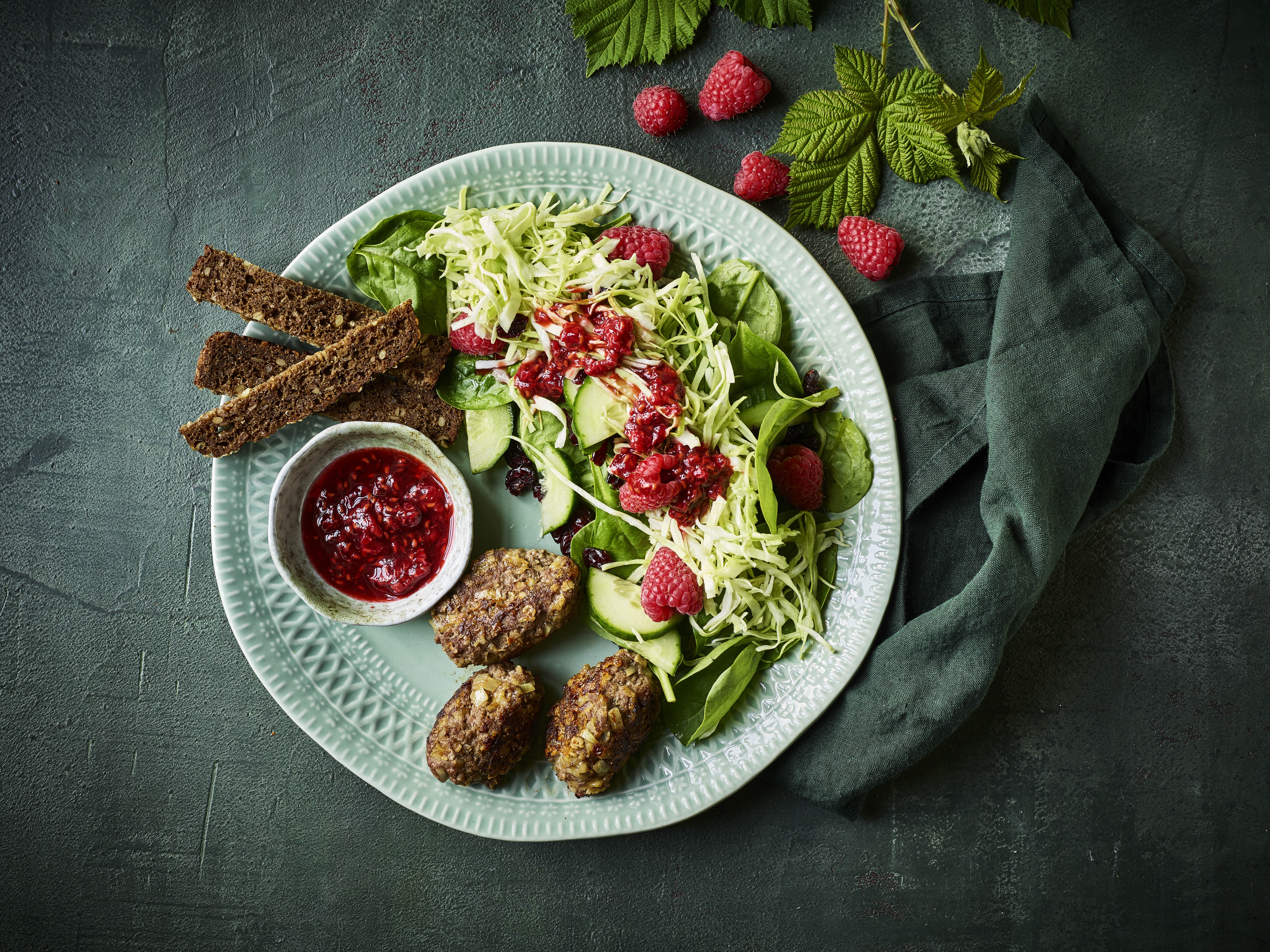 Beef meatballs with raspberry salad | Castello®️