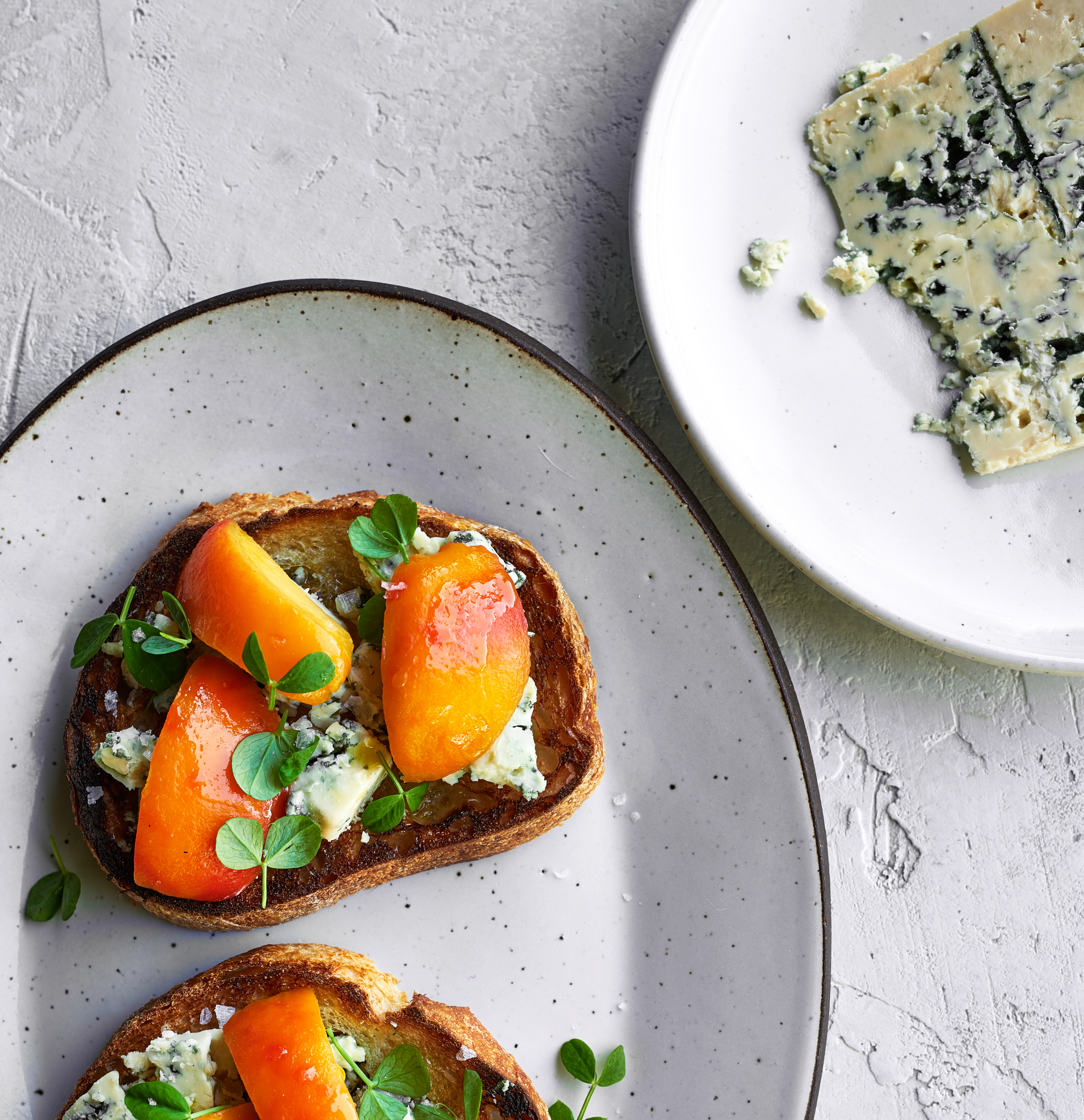 Blue cheese toast with summer peaches | Castello®️