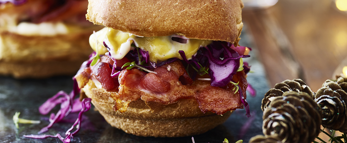 Baconsliders med råmarineret rødkål, karse og æble | meny