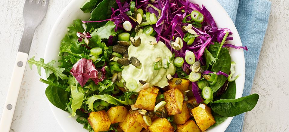 Buddha bowl med spicy kartofler og avocadodressing | meny Buddha bowl med spicy kartofler og avocadodressing | meny