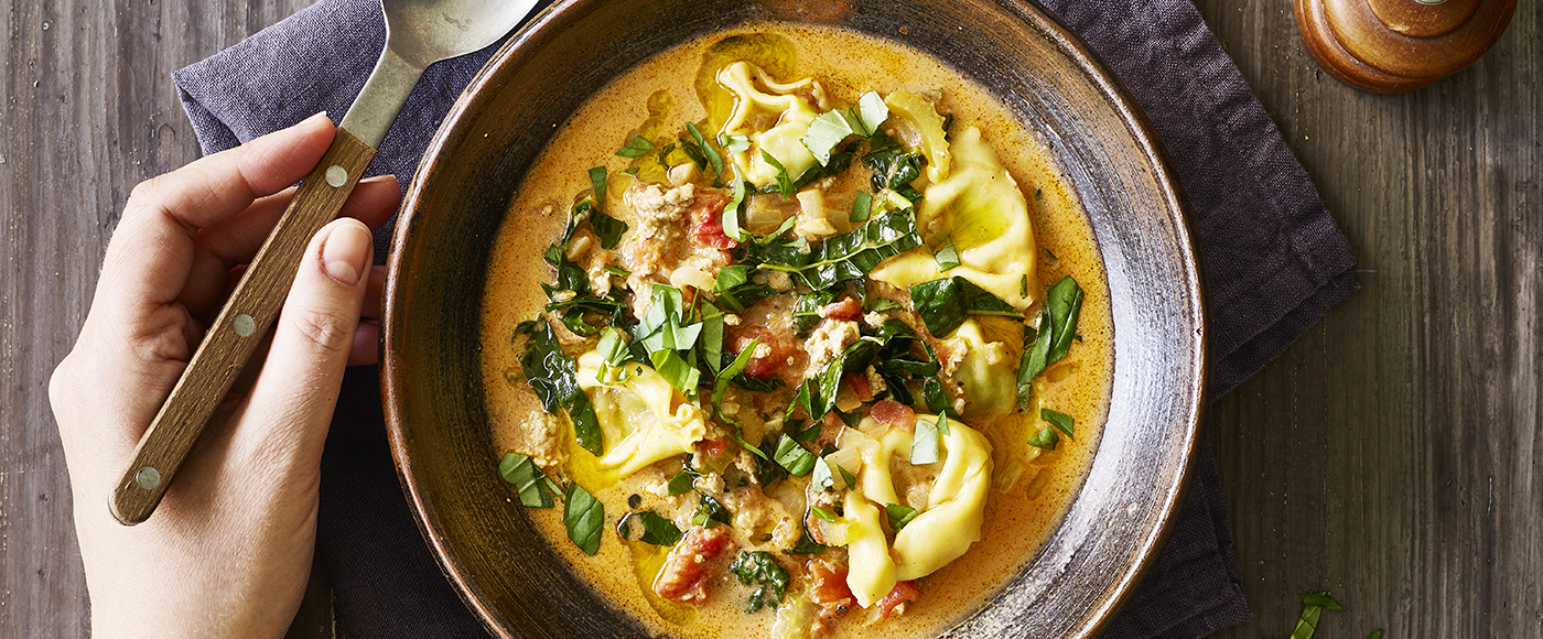 Cremet tortellinisuppe med kål og gris | meny