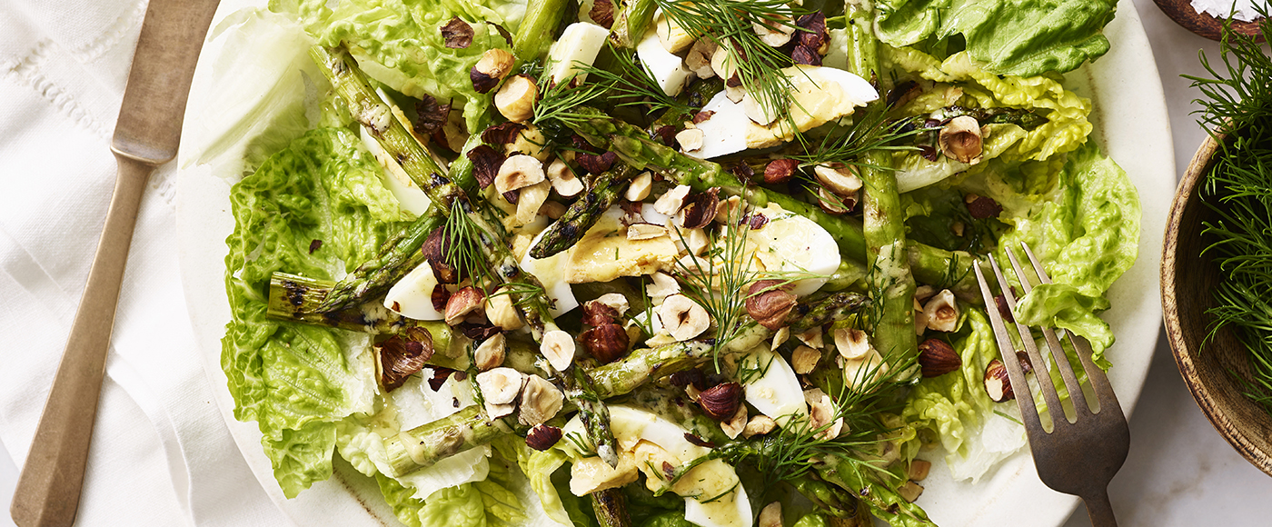 Forårssalat med grillede asparges, æg og dild | meny