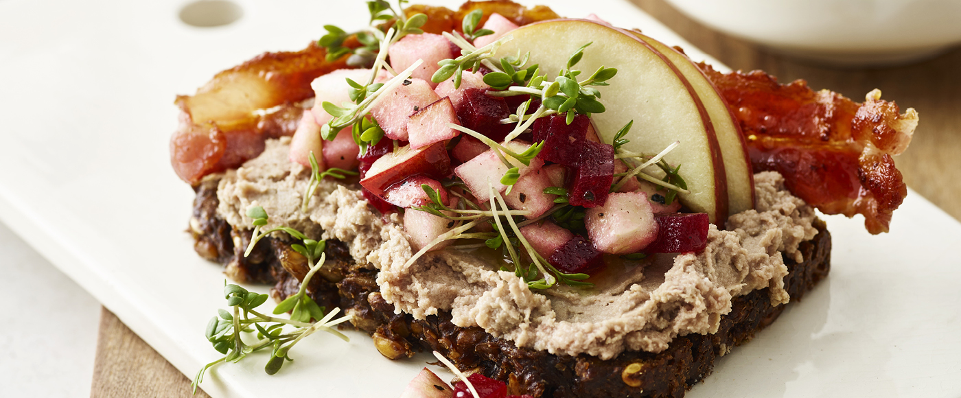Leverpostejsmad på rugbrød med æble-rødbedesalat, karse, og bacon | meny