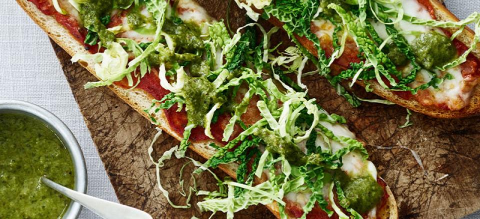 Nem pizza med mozzarella, kål og pesto | meny