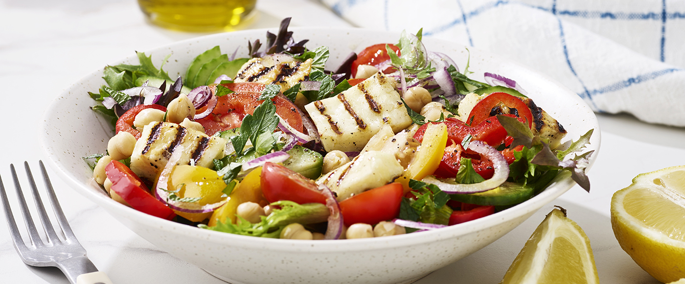 Sommersalat med grillost og kikærter | meny