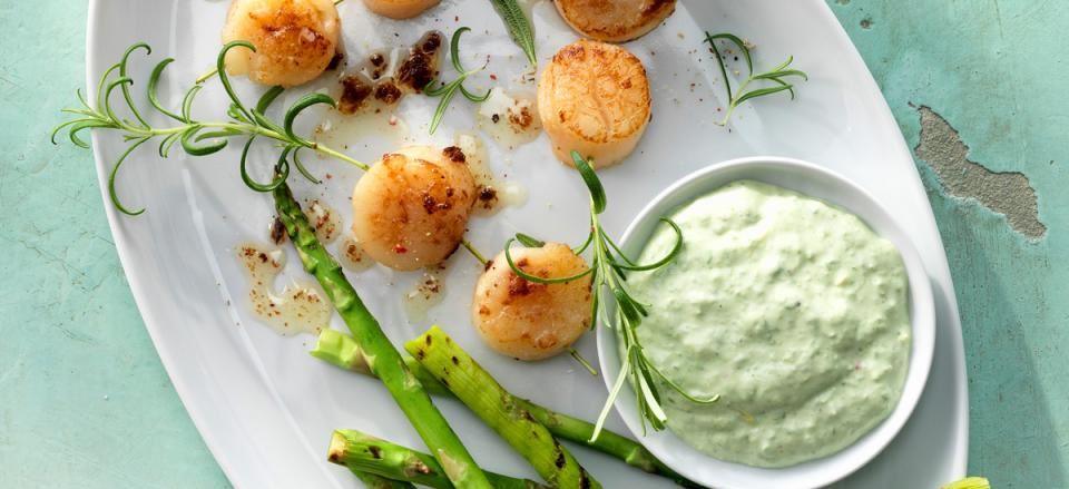 Stegte kammuslinger med grillede asparges og ramsløgcreme | meny Stegte kammuslinger med grillede asparges og ramsløgcreme | meny