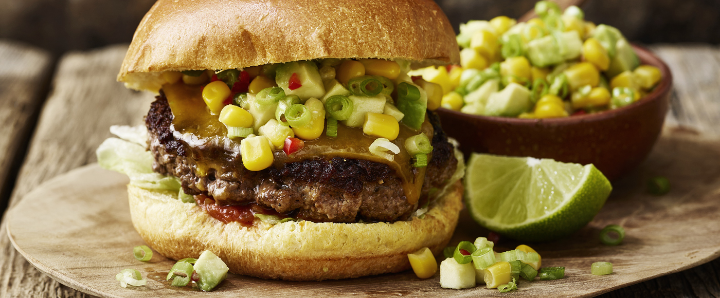 Tex-mex burger med cheddar, majs-avocado salat og salsa | meny
