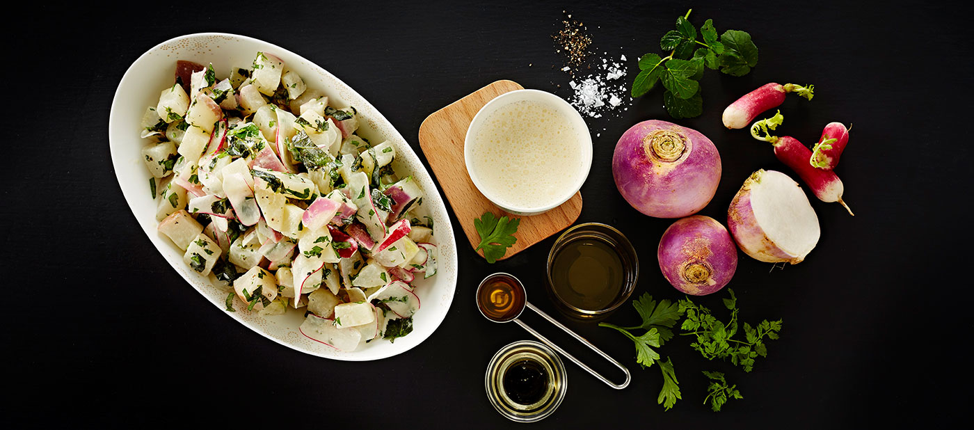 Kogte majroer vendt med æbleeddike, radiser og let pisket fløde | Arla ...