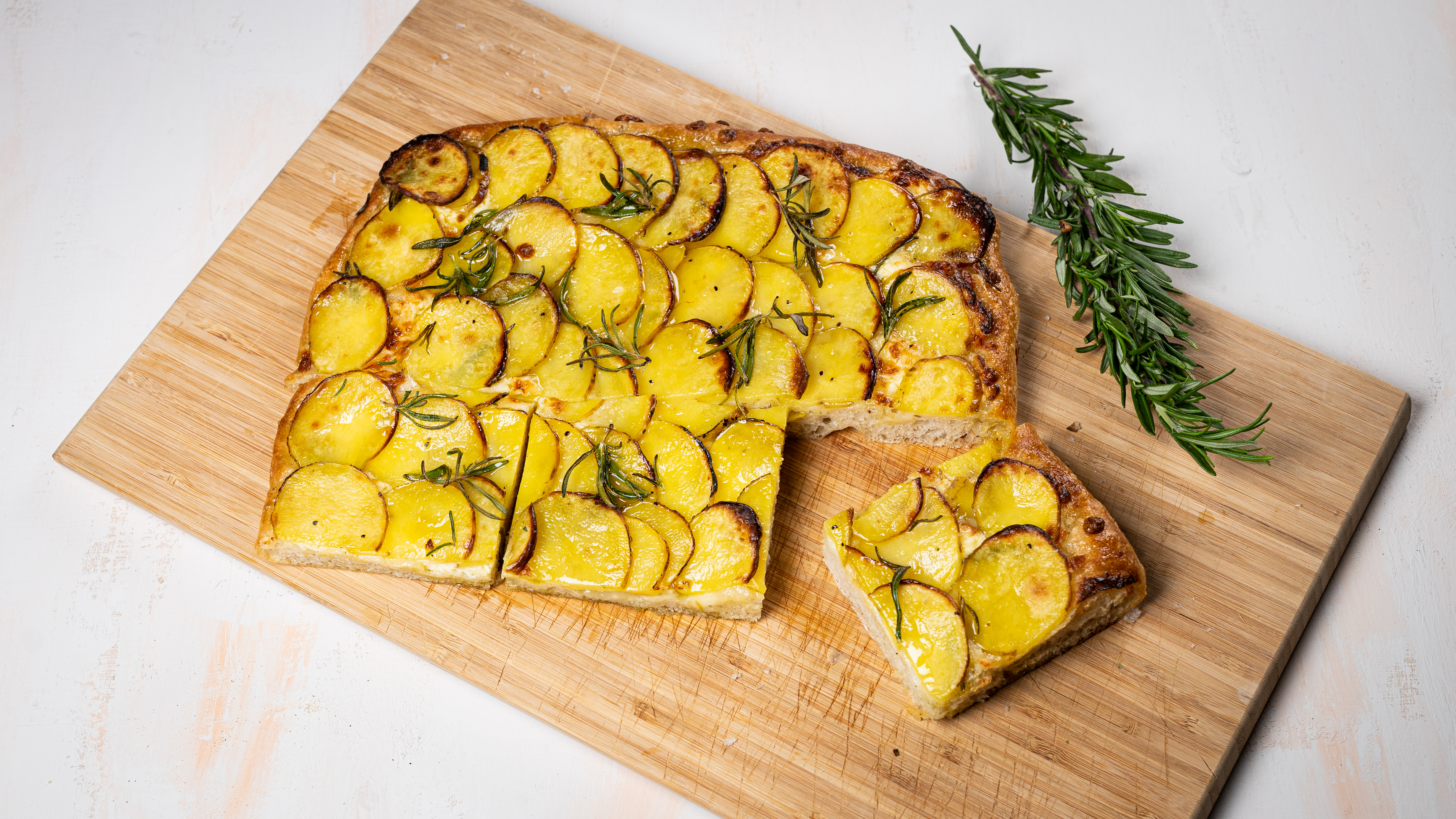 Pizza al taglio: patate e rosmarino | Reseptit | Arla® Pro Suomi