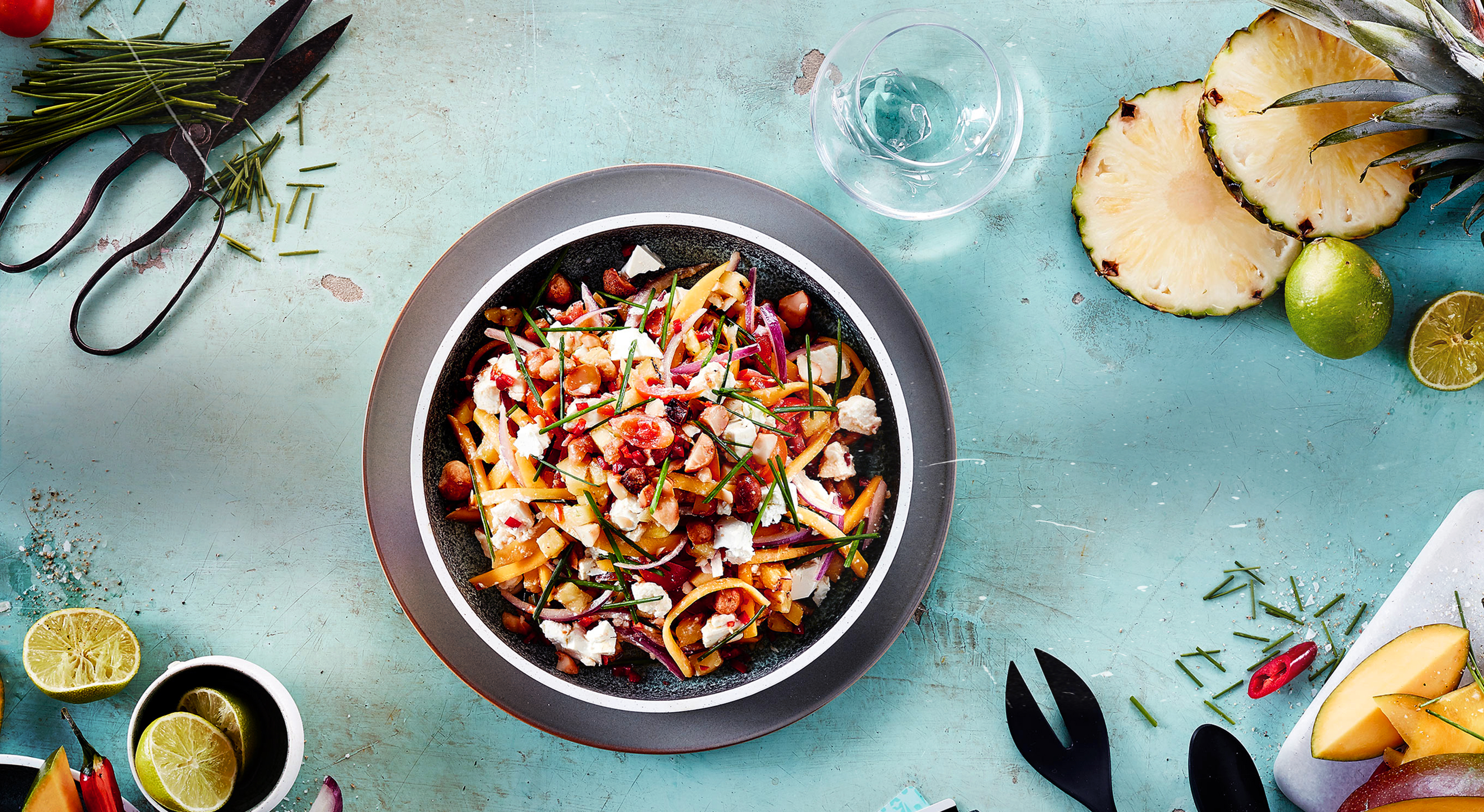 Geroosterde groente salade met blauwe kaas vinaigrette | Arla Pro