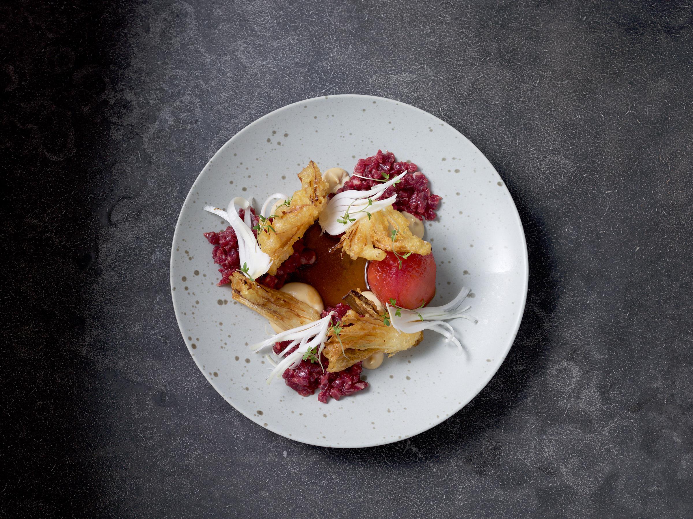 Bifftartar med friterad lök, picklad tomat och sotad avokado - Recept ...