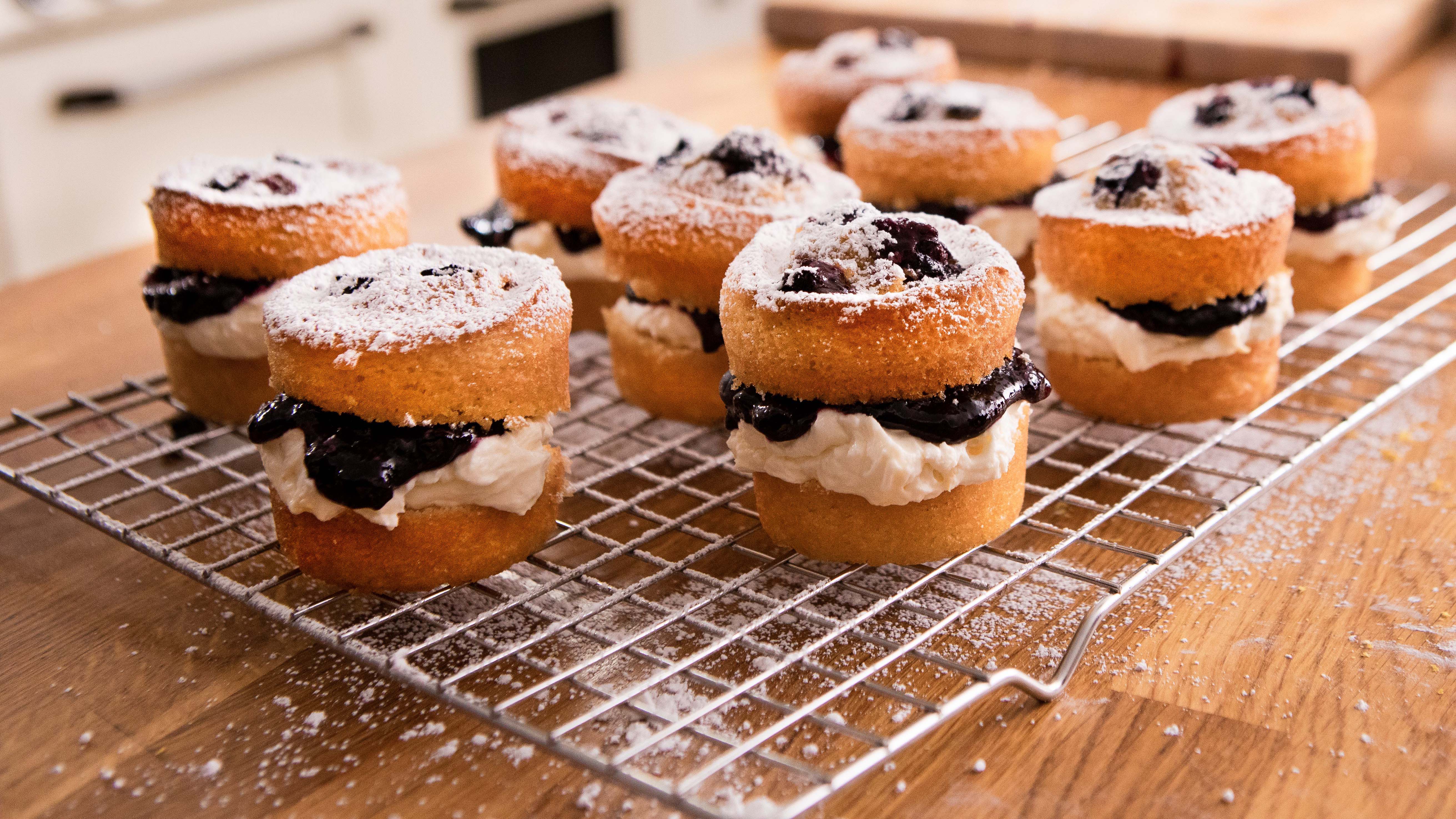 MINI LEMON AND BLUEBERRY VICTORIA SPONGE CAKES | Lurpak®