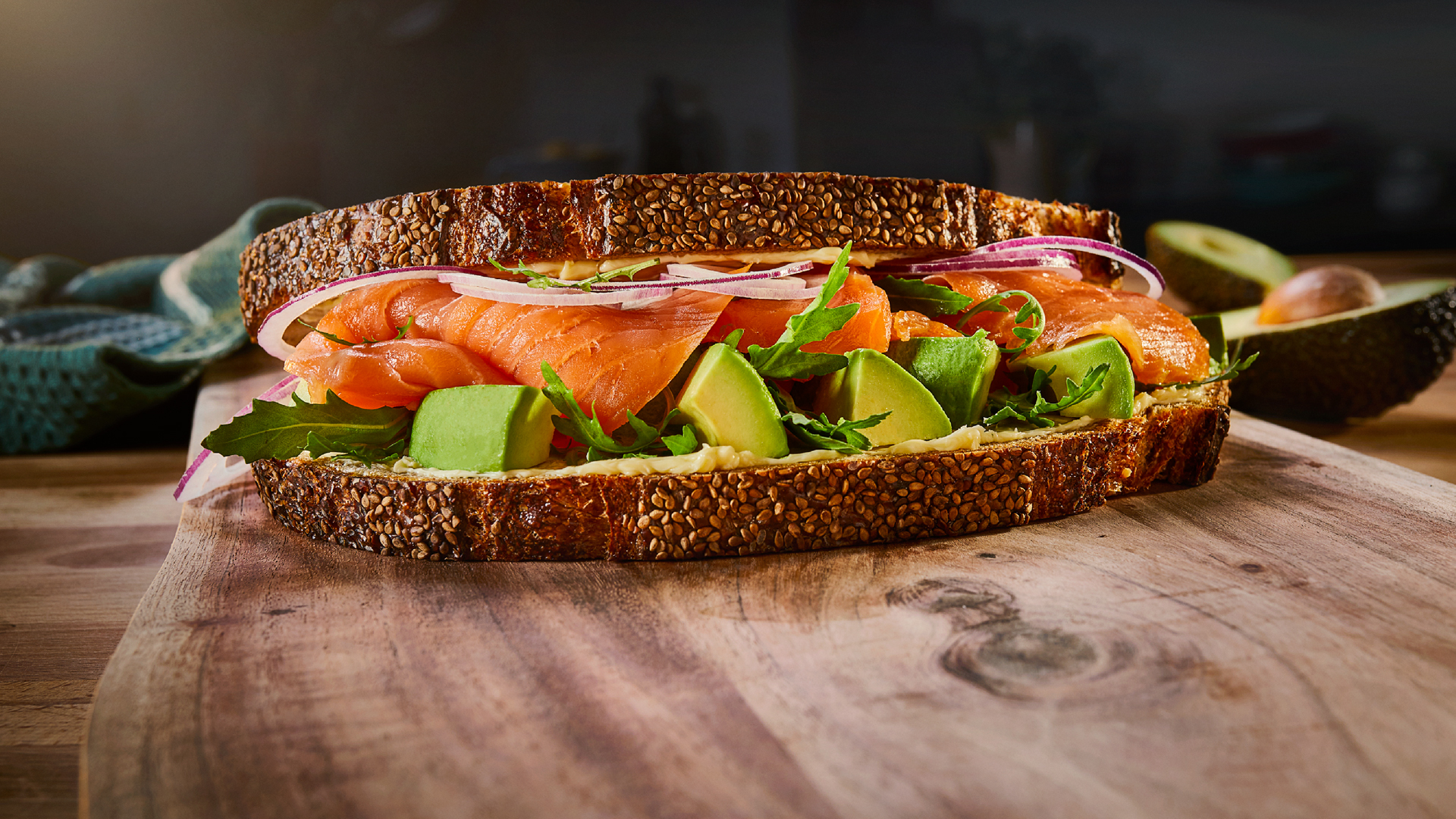 Sandwich med avocado og laks | Lurpak®
