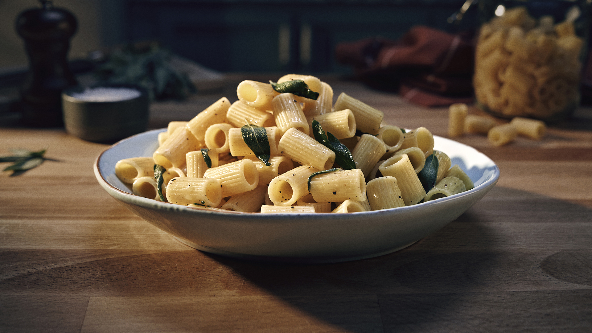 Pasta con mantequilla de salvia | Lurpak®