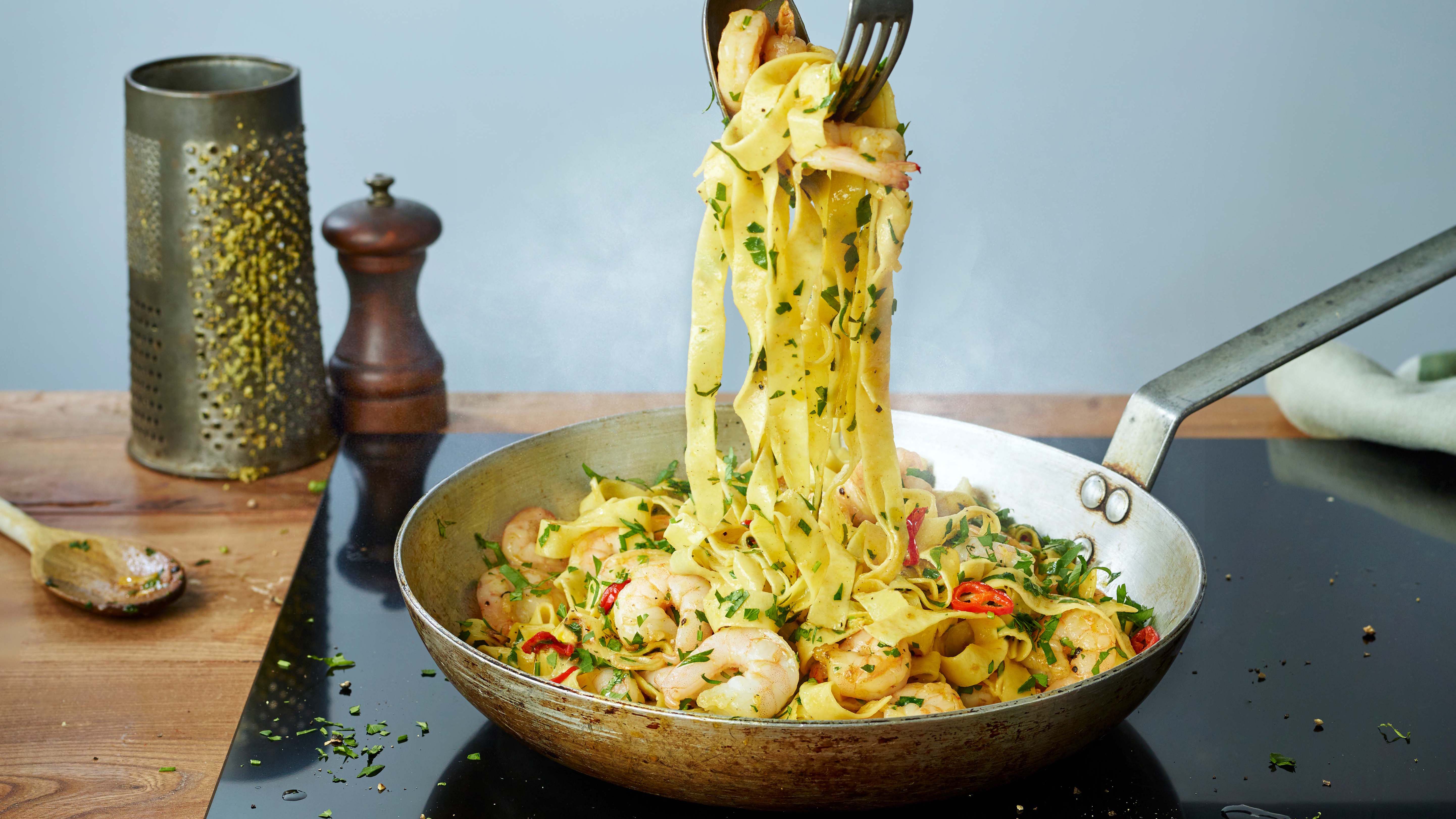 Pasta tagliatelle con langostinos, chile, ralladura de limón y perejil ...