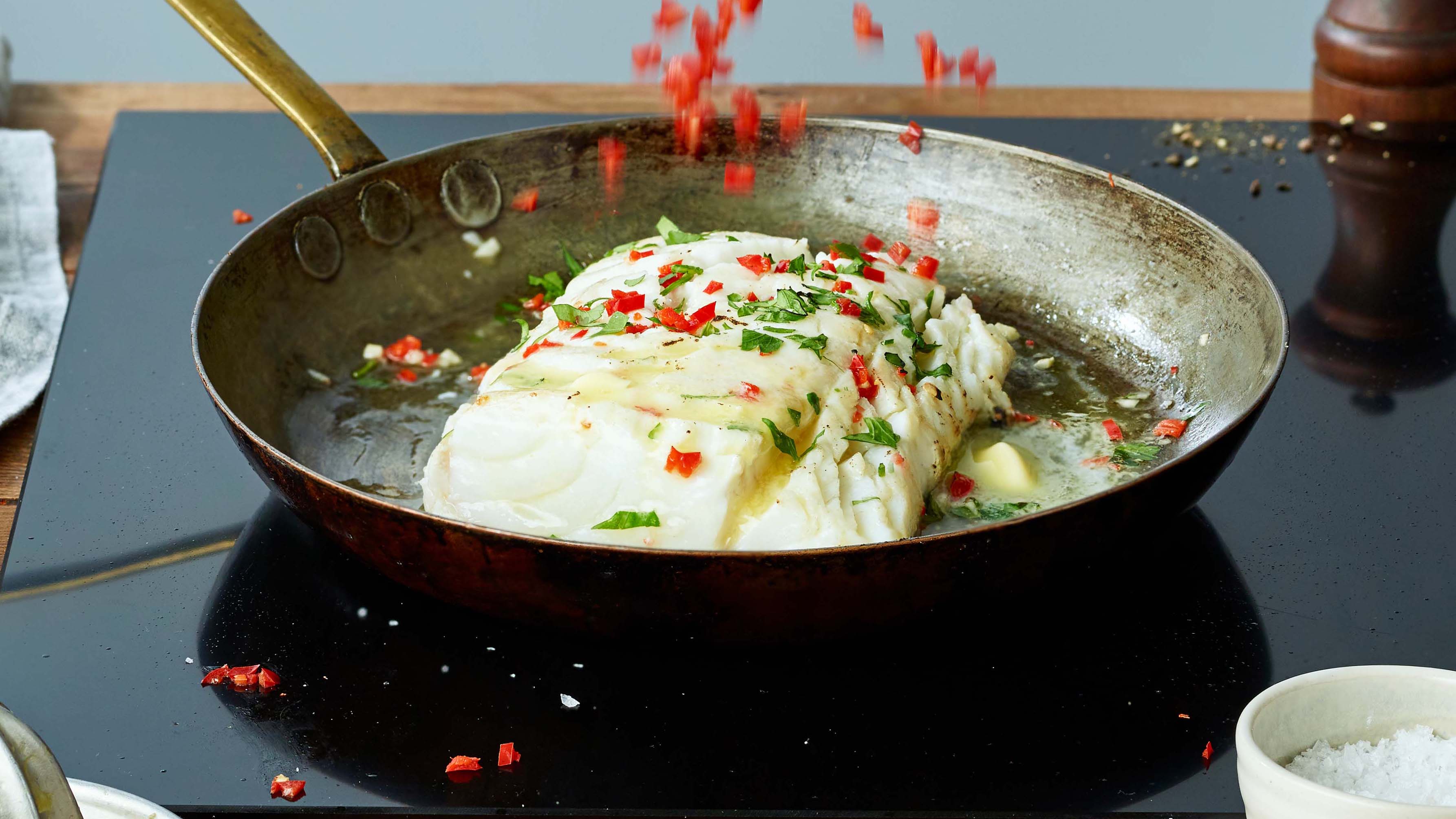 Merluzzo in padella con peperoncino, coriandolo e lime | Lurpak®