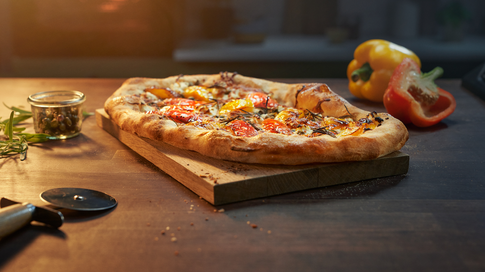 Pizza con queso feta, alcaparras y romero | Lurpak®
