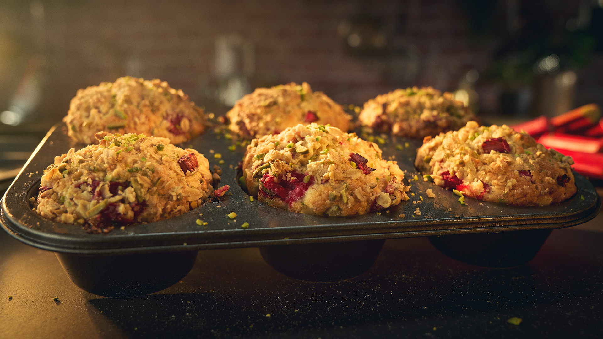 Breakfast muffins ( Raspberry and rhubarb ) | Lurpak®