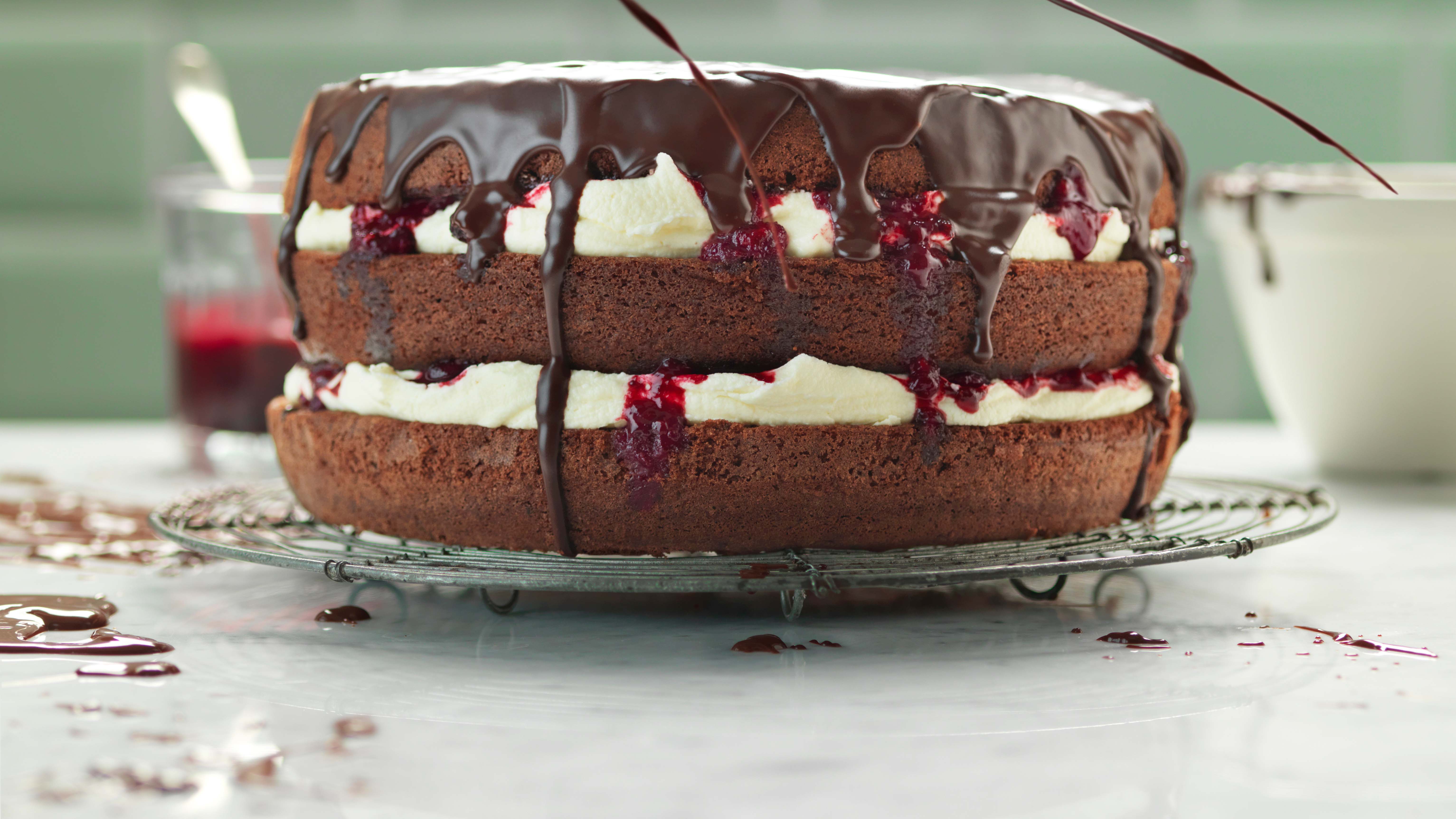 CHOCOLATE CAKE WITH A BUTTER ICING AND CHERRY COMPOTE | Lurpak®