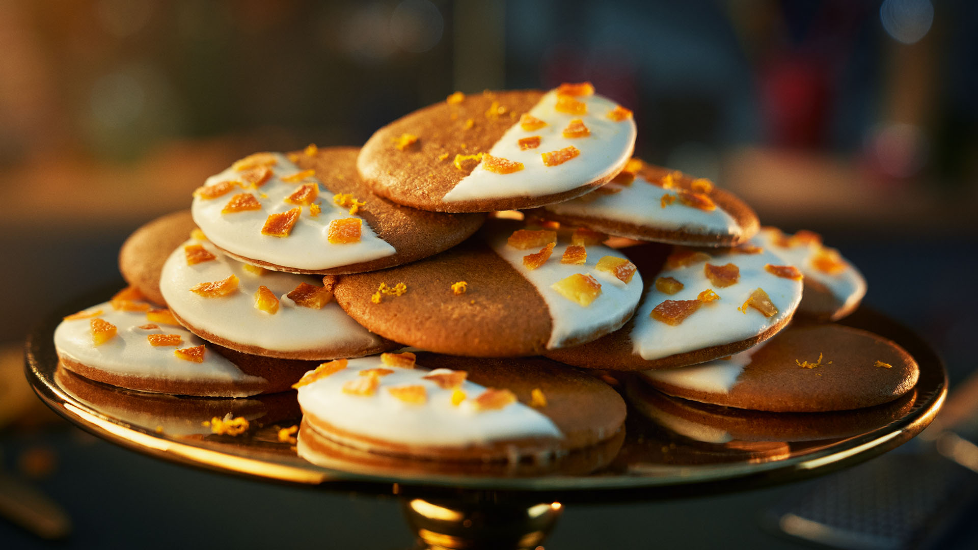 Gingerbread cookies w. royal icing & orange peel | Lurpak®
