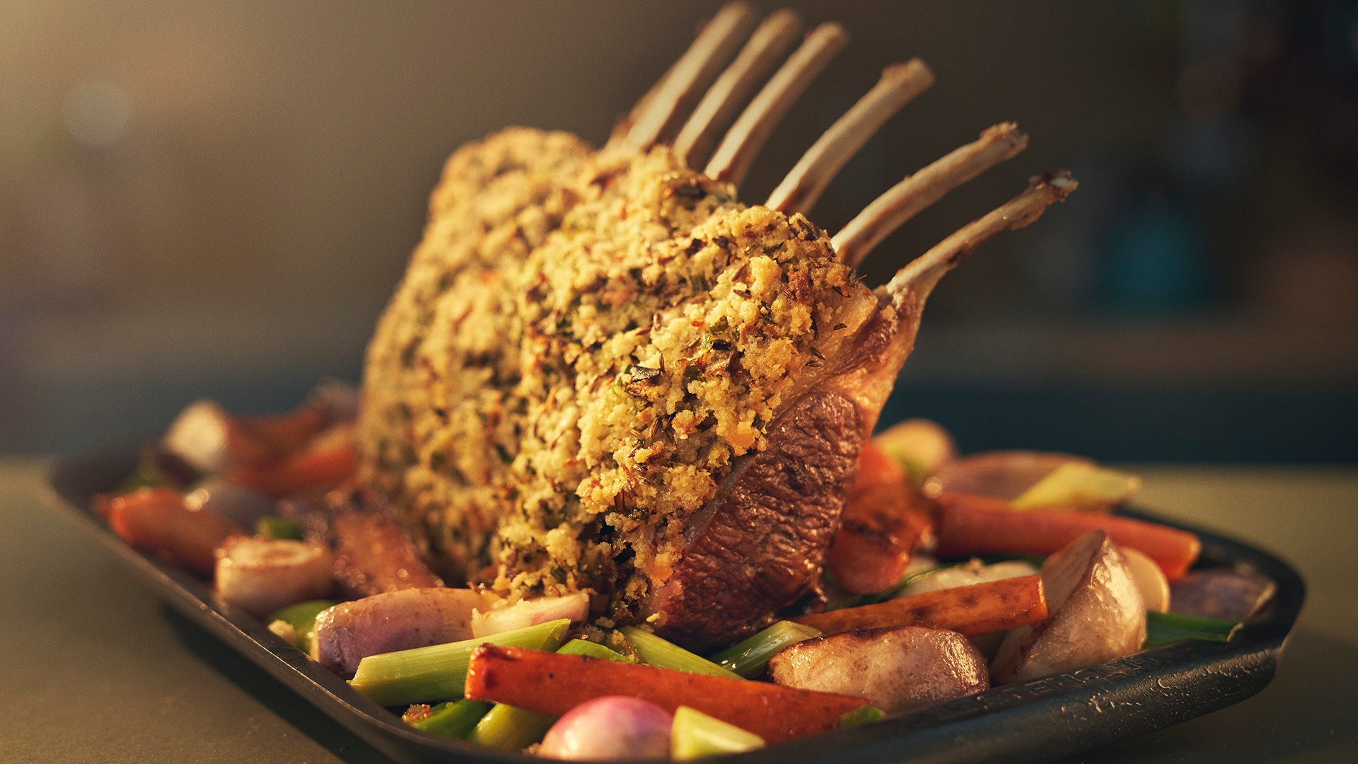 Lamb rack with herb crust and vegetables | Lurpak®
